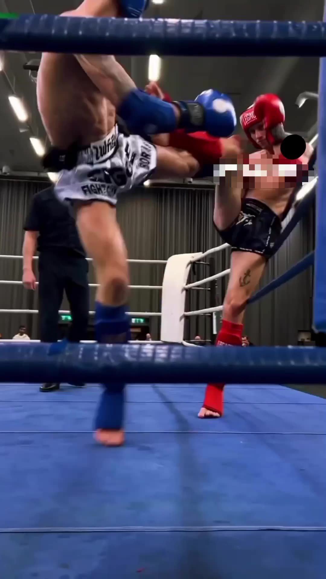 Fighter got tangle into the Rope