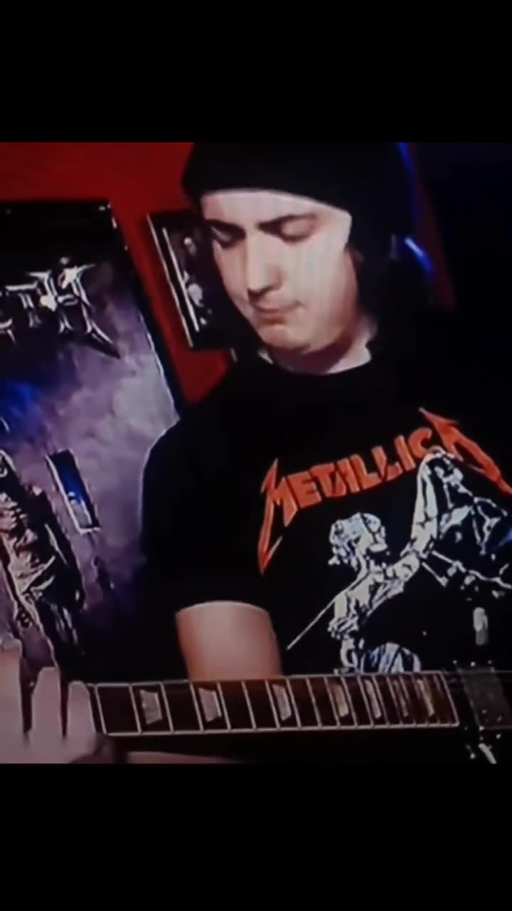 Look there's an alien Dylan Hupp guitar fail!