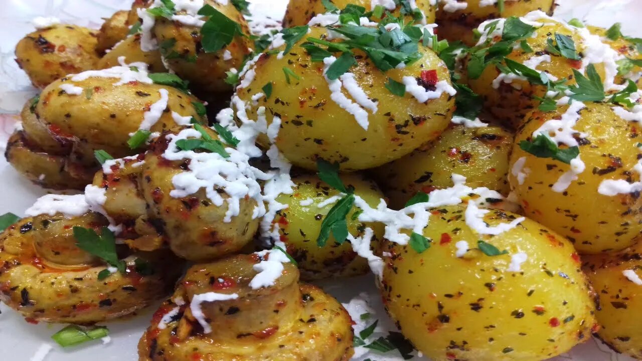 Potatoes with fried mushrooms are a delicious and easy evening meal ...