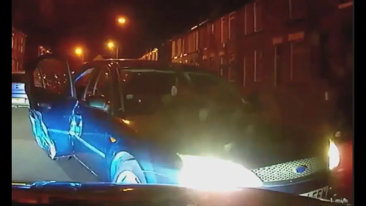 AGGRESSIVE Police Audi S3 engages Ford Mondeo in England lessons ...