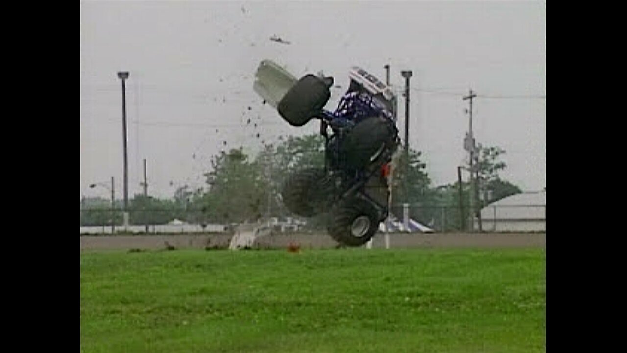 Microsoft Monster Truck Madness (Official Game Trailer) 1996 Racing ...