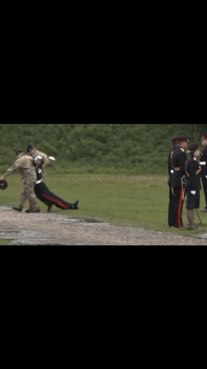 British Soldier Collapses During Coronation