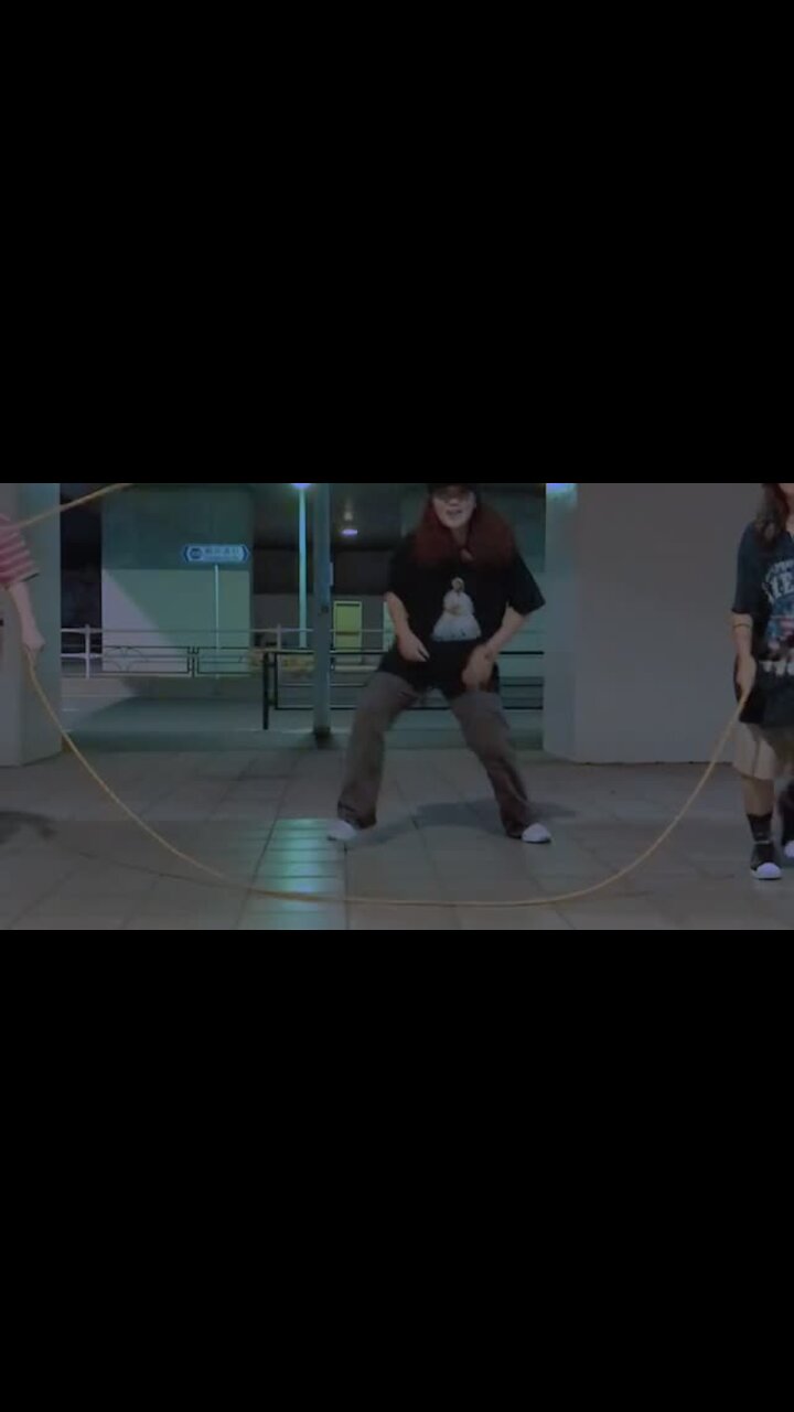 Woman pulls off totally epic Double Dutch dance routine