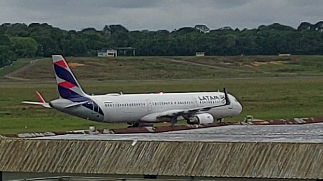 Airbus A321 PT-XPJ no pushback antes de decolar de Manaus para Fortaleza
