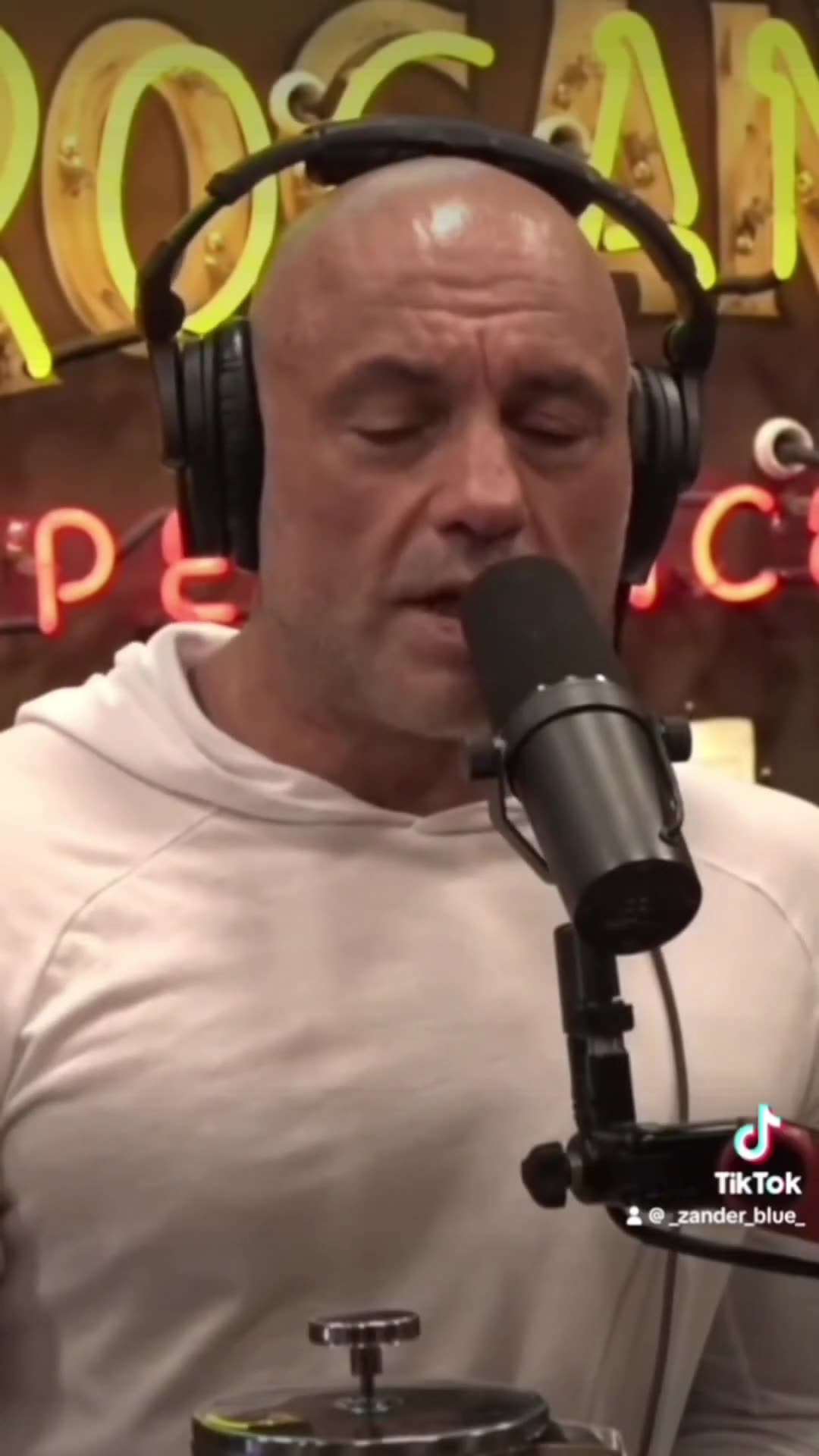 🚨BREAKING NEWS🚨Joe Rogan admits he poops his pants to millions of people.