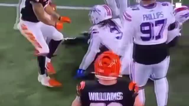 BREAKING: Football player drops suddenly live on air, CPR required for ...