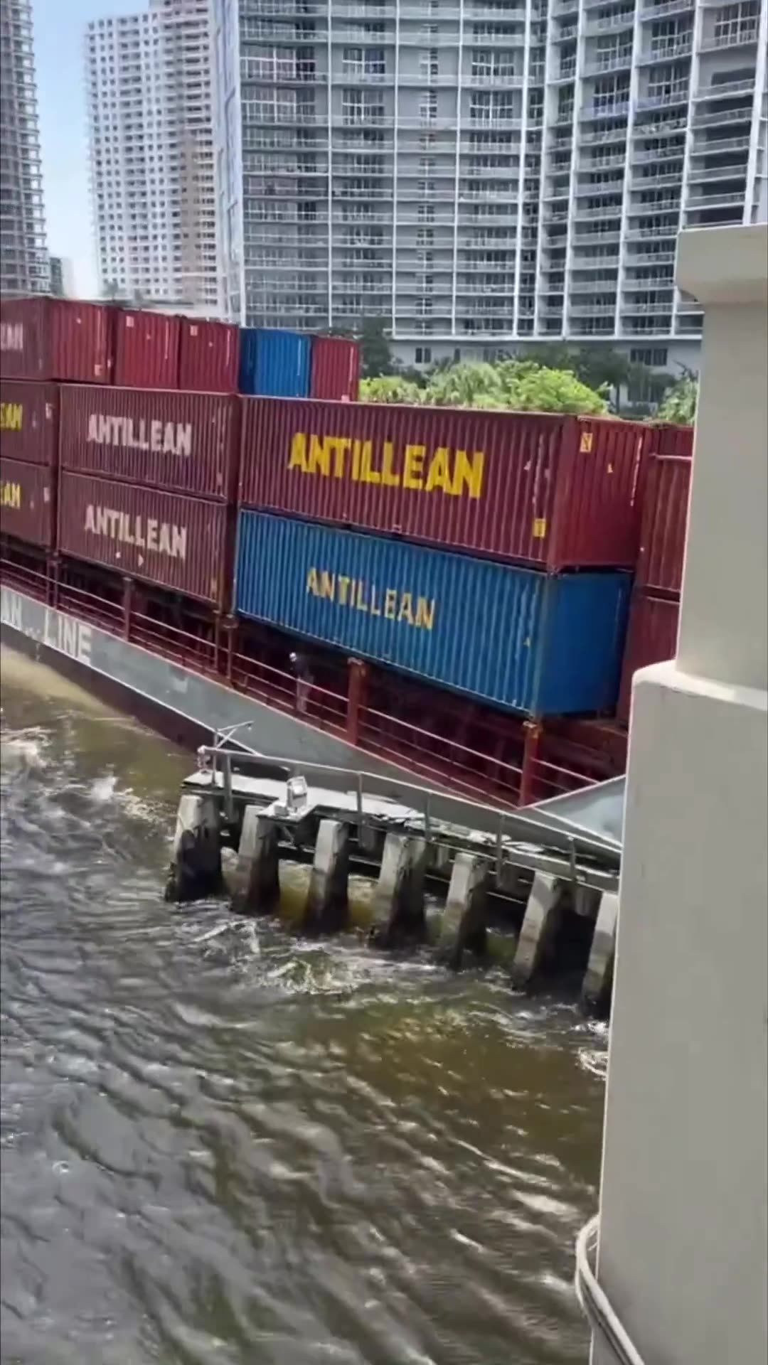 🚨 Antillean Line ship appears to hit barrier under Brickell Avenue ...