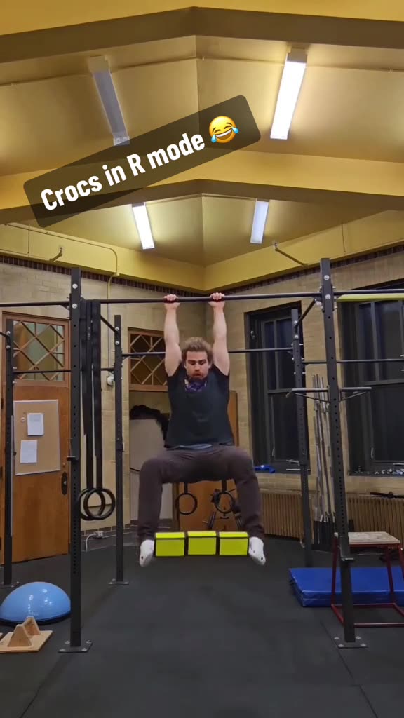 Even in reverse- this is absurd 👀 (via @jacob_acrobat) #reverse #acrobat