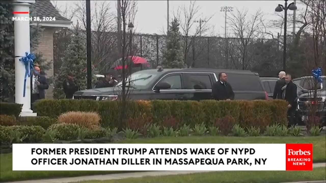 BREAKING NEWS: Trump Attends Wake Of Fallen NYPD Officer In Massapequa ...