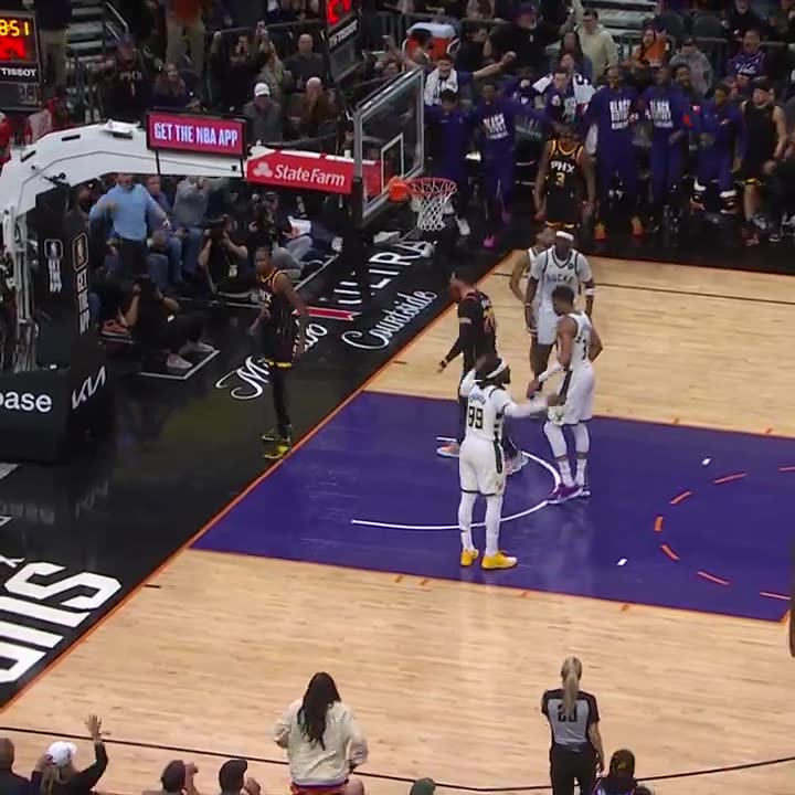 KD THROWS DOWN a MONSTER DUNK THROUGH TRAFFIC! Bucks vs Suns KD THROWS DOWN a MONSTER DUNK THROUGH TRAFFIC! Bucks vs Suns