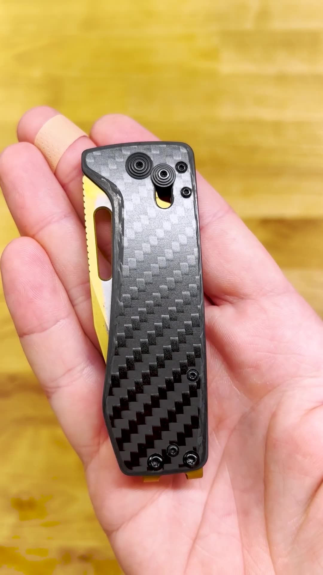 SOG Ultra XR Money Clip Overview - Carbon Fiber Scales, Titanium ...