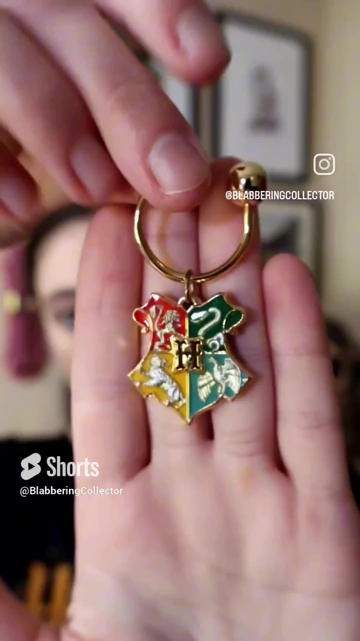 Quick Look: Newly RETIRED Hogwarts Crest Keychain By Noble collection # ...