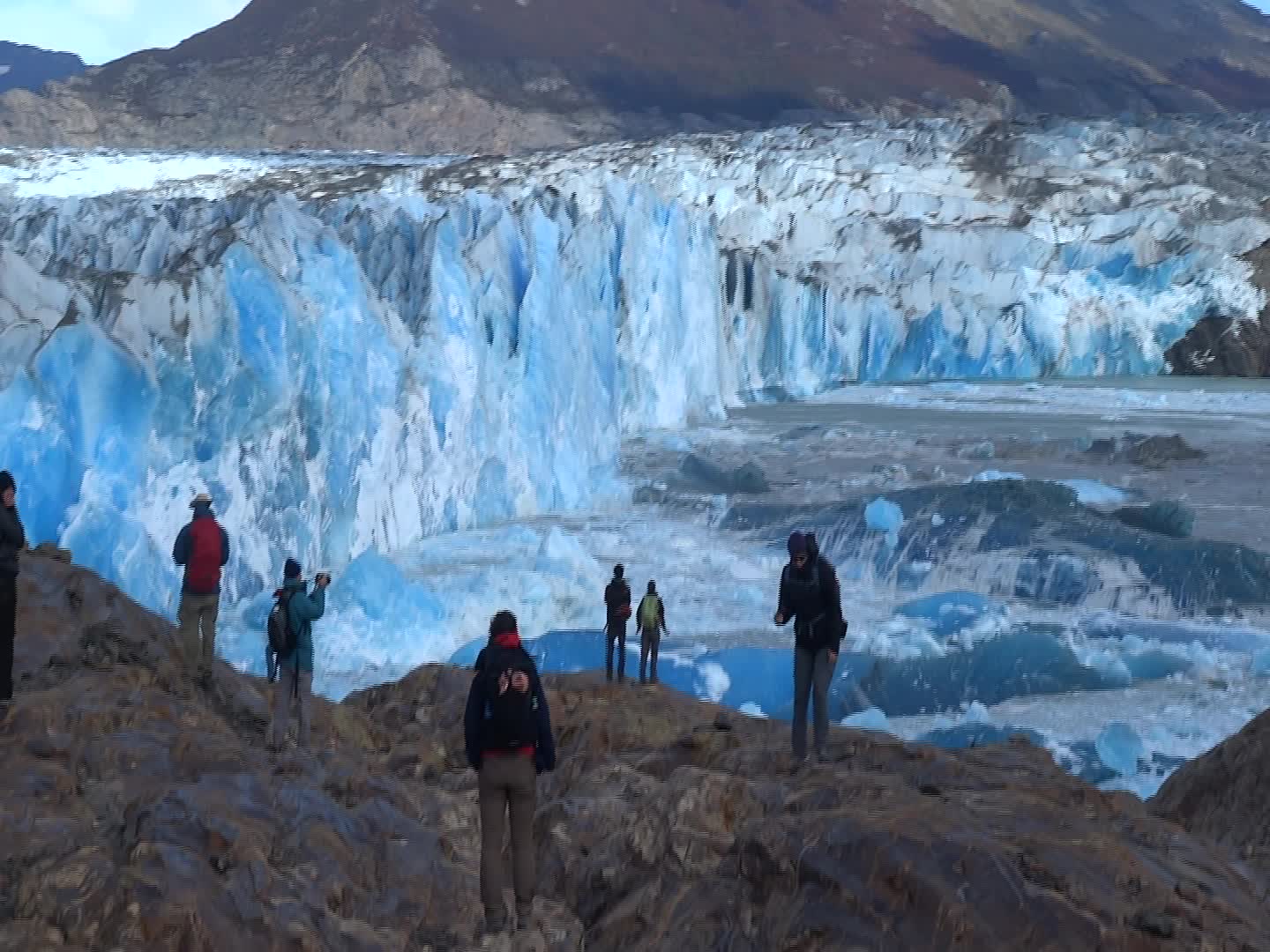 Trekkers Witness A Massive Glacier Wall Collapse In Argentina Trekkers Witness A Massive Glacier Wall Collapse In Argentina