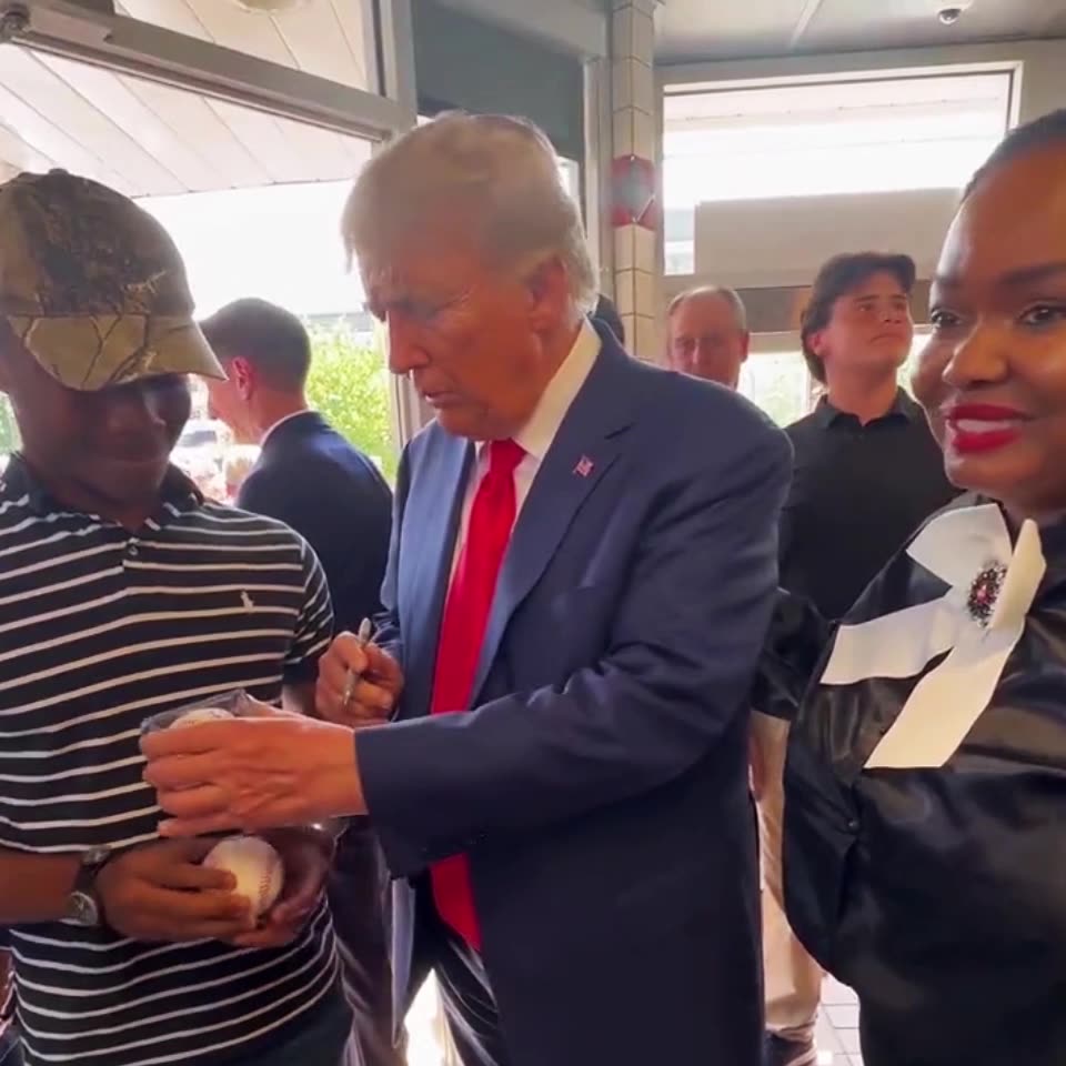 THE REAL PRESIDENT LOVES THE WAFFLE HOUSE!!!