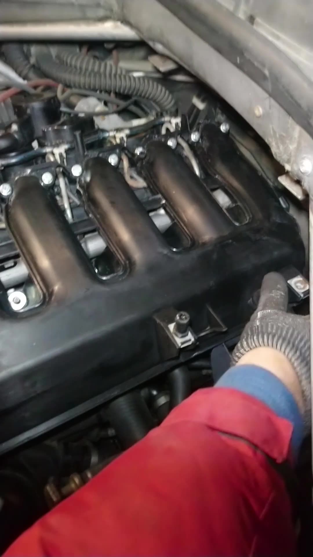 Installing back the intake manifold to a BMW X5 E70 with M57 diesel ...