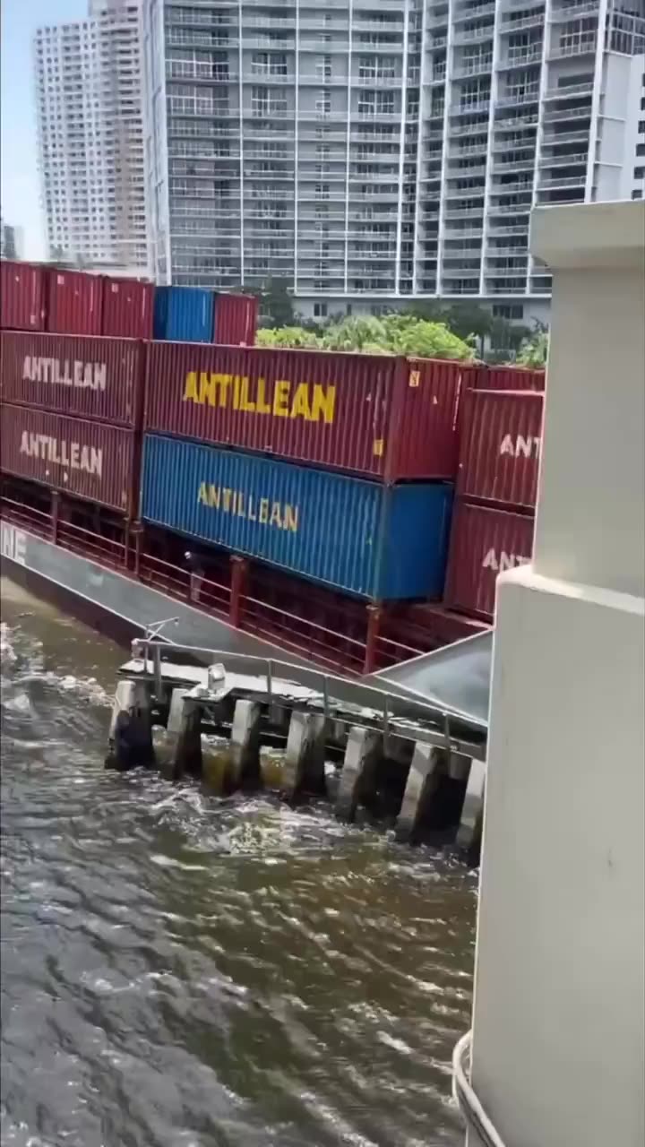 🚨BREAKING: Antillean cargo ship has struck the barrier under the Brickell