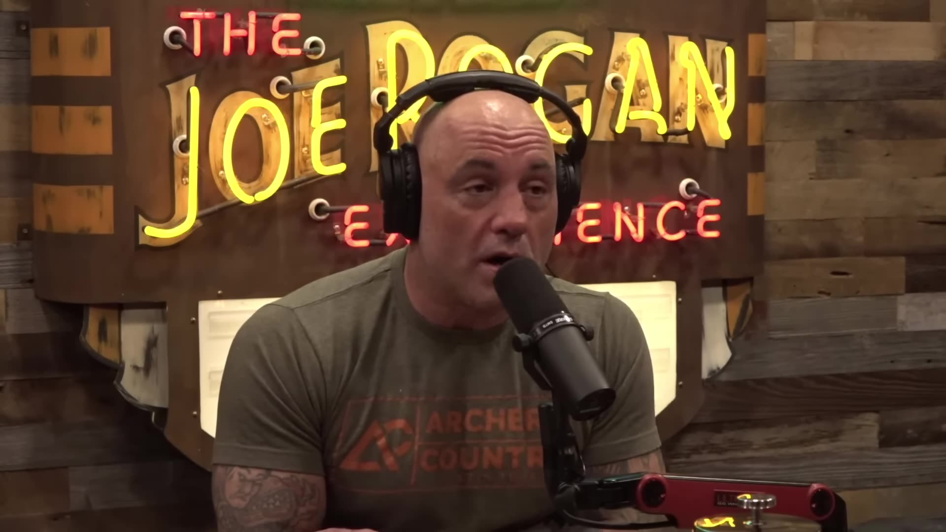 Joe Rogan & Theo LOL: You look like a turkey when they tie it up and it ...