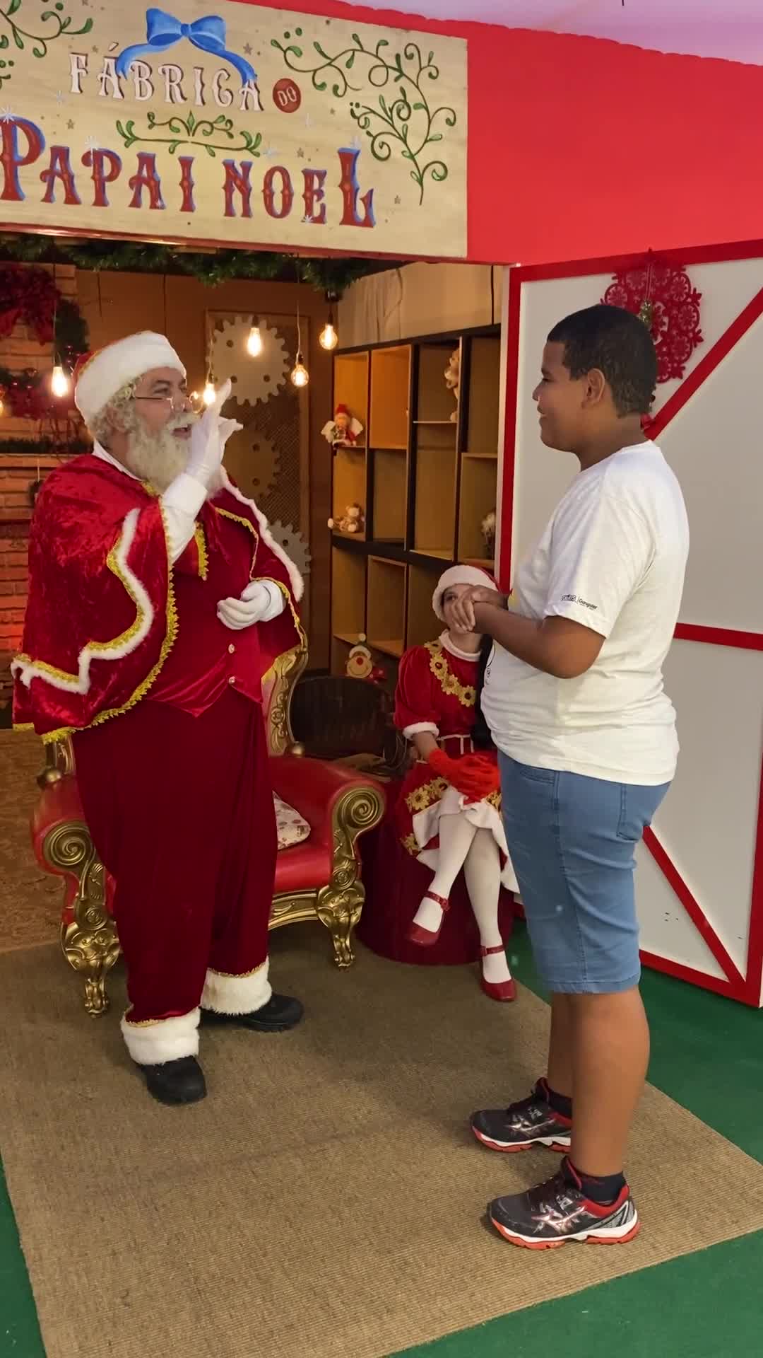 Deaf Student Meets a Santa Who Knows Sign Language