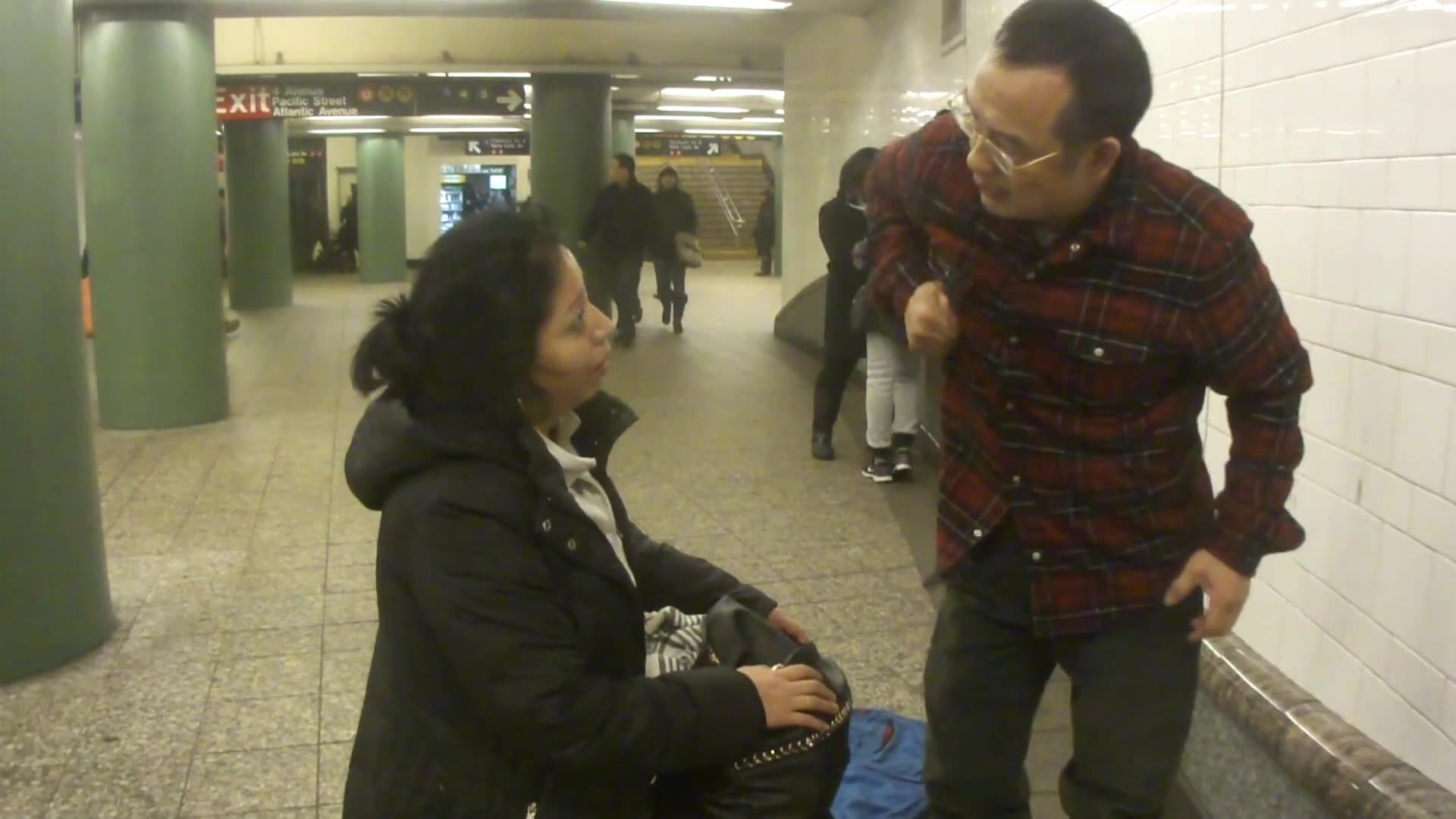 Luodong Massages Mexican Woman In Subway Station